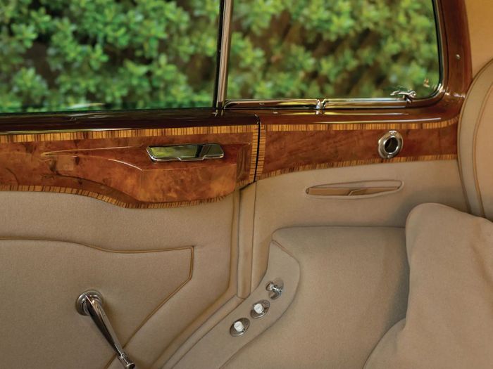 Rolls-Royce Silver Wraith Sedanca de Ville by H.J. Mulliner, 1948 | AUTO.AE
